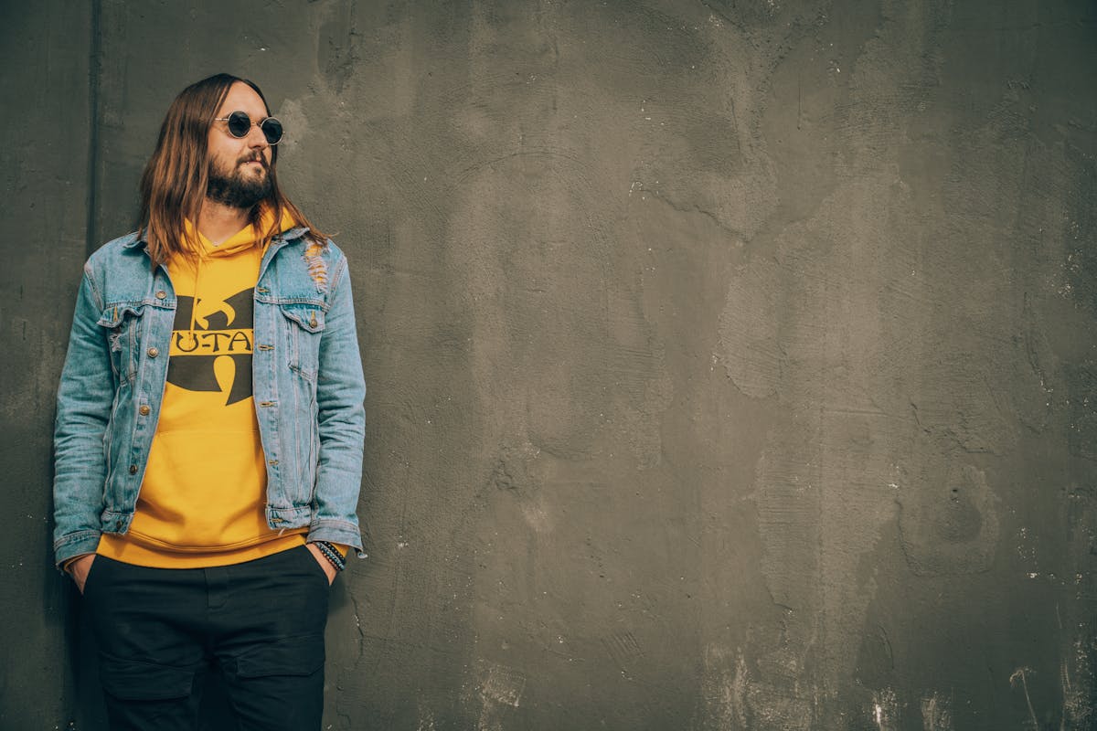 Entenda como misturar cores vibrantes e neutras nos looks masculinos ...